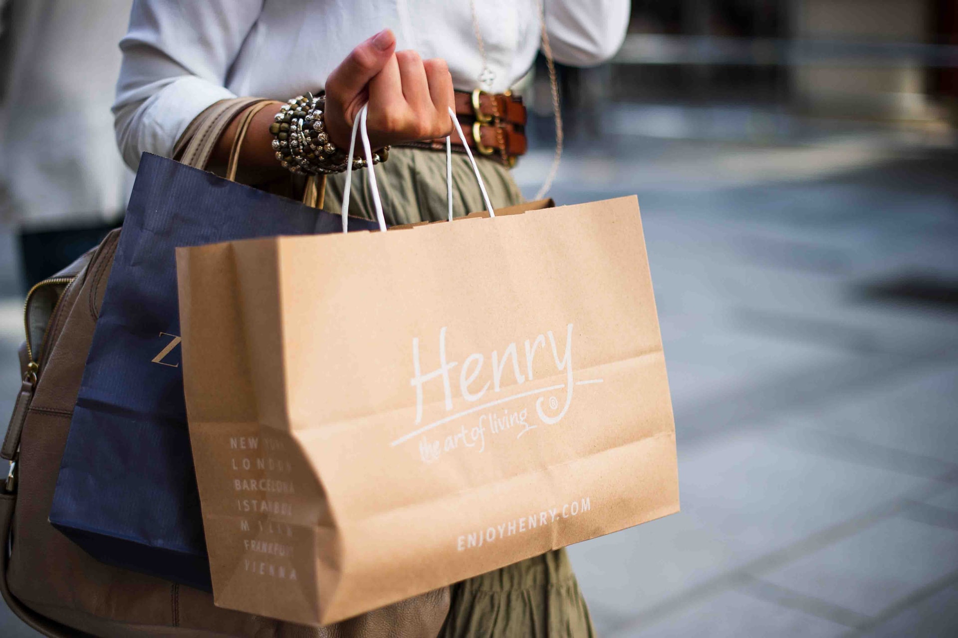 8 Pros and Cons of Shopping Online vs Shopping in Stores - The Event ...